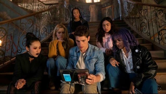 Marvel's Runaways Season 1 (2017) | Synopsis, Cast & Characters | Marvel